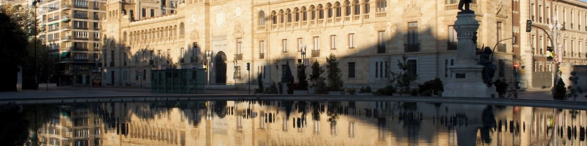 Reflejo en la fuente de la Plaza Zorrilla de la Academia de Caballería, Valladolid. 8 de la mañana.