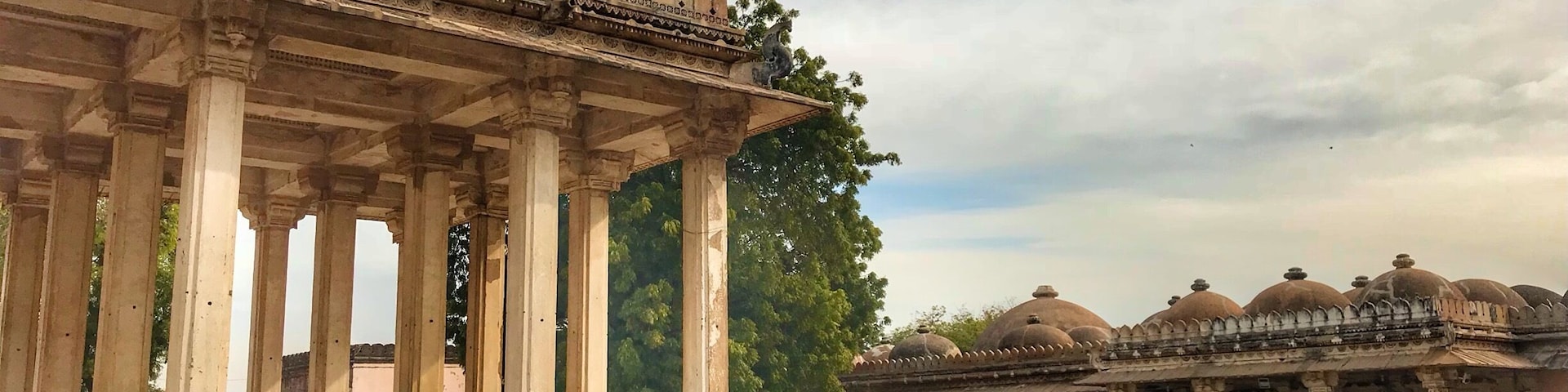 Sarkhej Roza is called the “Acropolis of Ahmedabad”. Its grand because of the stone carvings. It was here that the idea of Ahmedabad was born.
#worldheritagesite