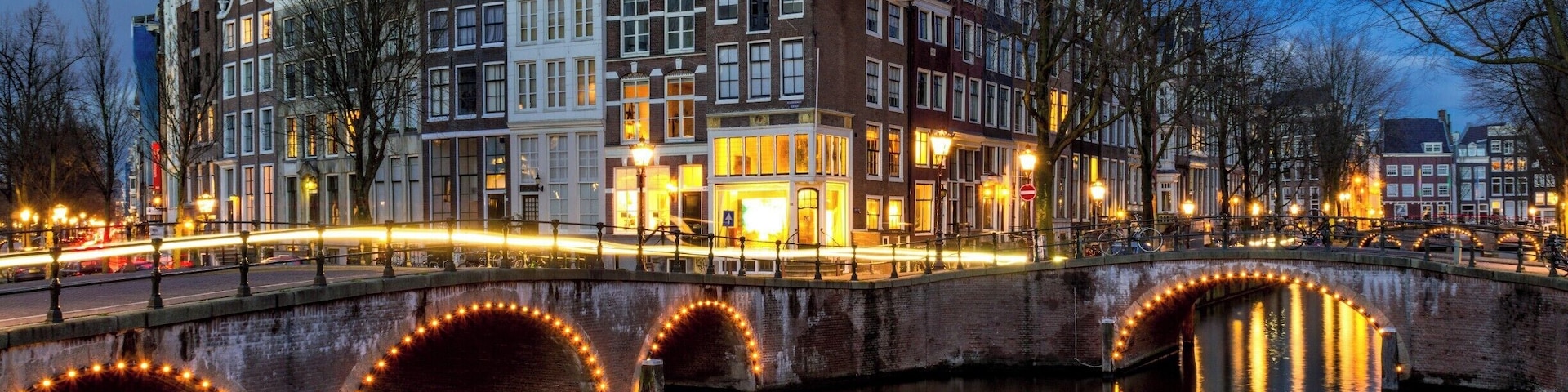 After arriving at my airbnb I went out to find a good place to shoot for later. I found a spot that was literally on the corner of where I was staying and thought it would be perfect when the lights came on and got darker. I soon came to realise after searching for good Amsterdam photography spots that this was top of the list. I thought it was a nice coincidence. #BvsCities