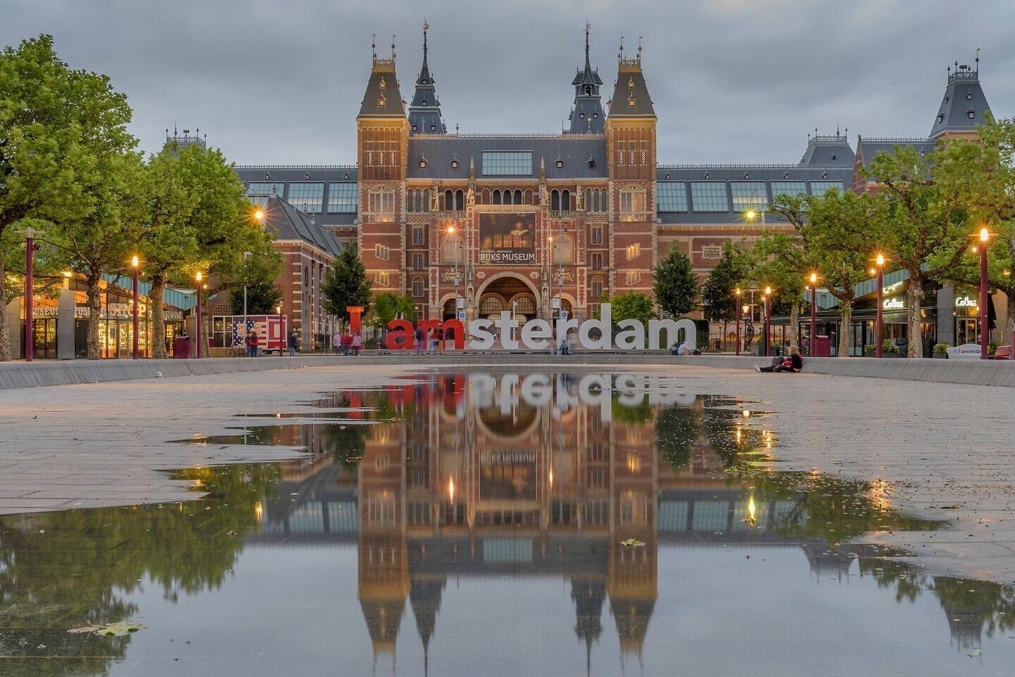O Museu Rijksmuseum em Amsterdã refletido numa poça.