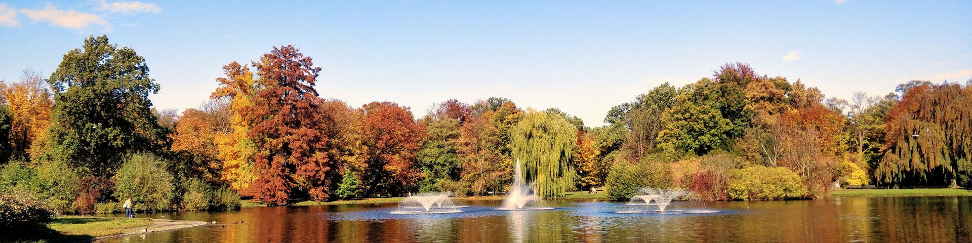 This park with a beautiful lake in center, surrounded with the trees looks even more beautiful in Autumn! 🍂 #fall #LifeAtExpediaGroup #autumn #wroclaw