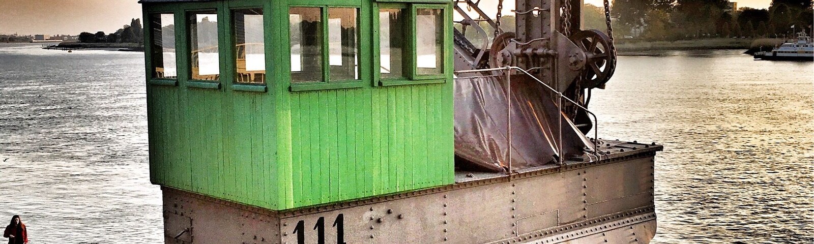 This old crane is still standing strong along the river Scheldt 💪🏗
#urbanjungle #antwerp #belgium #river #sunset