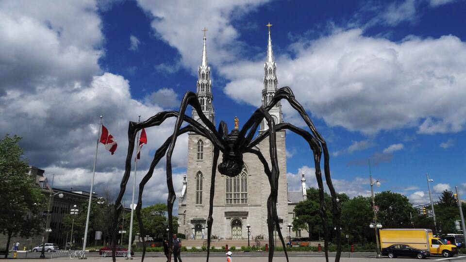 #Ottawa #Canada #Cathedral #Catedral #Notredame
Sente-se uma paz muito grande no interior desta catedral maravilhosa. Destaque para os vitrais, o altar e o teto azul repleto de estrelas. Atravessando a rua encontramos uma enorme aranha (The Mamam) de Louise Bourgeois e a Galeria Nacional do Canadá.
You feel a great peace inside this wonderful cathedral. Highlight for the stained glass windows, the altar and the blue ceiling filled with stars. Across the street you can find a huge spider (The Mamam) by Louise Bourgeois and the National Gallery of Canada.