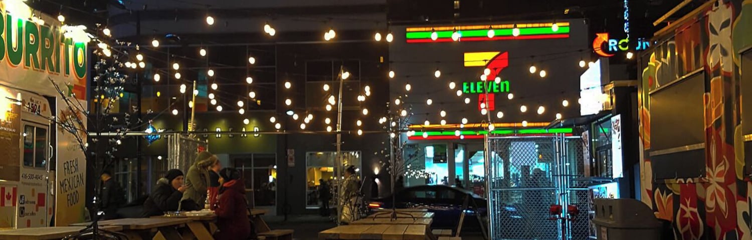 🌃 #architecture #building #architexture #city #buildings #cities #architecturelovers #nightphotography #archilovers #architectureporn #night #streetphotography #archidaily #canada #toronto