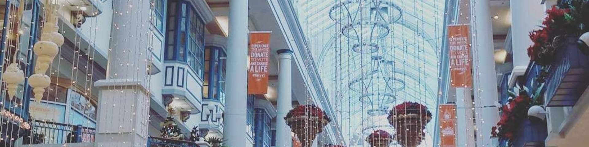 Nice place to shop. It was bigger than I thought it would be. There's about 4 floors of stores and a fitness center (goodlife). Restaurants are on the top floor and holds a lot of known brands. The mall was completely decked out with lights from head to toe. It was stunning!