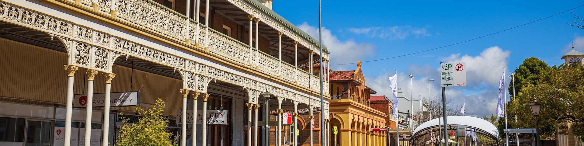 Armidale featuring a small town or village and street scenes