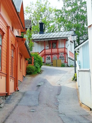 We visited in Naantali only because I love old houses and narrow alleys. Naantali old town is from late 17th- and 18th century.
The old town area consist of only few houses.
