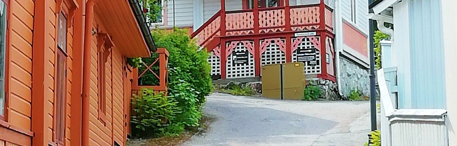 We visited in Naantali only because I love old houses and narrow alleys. Naantali old town is from late 17th- and 18th century.
The old town area consist of only few houses.