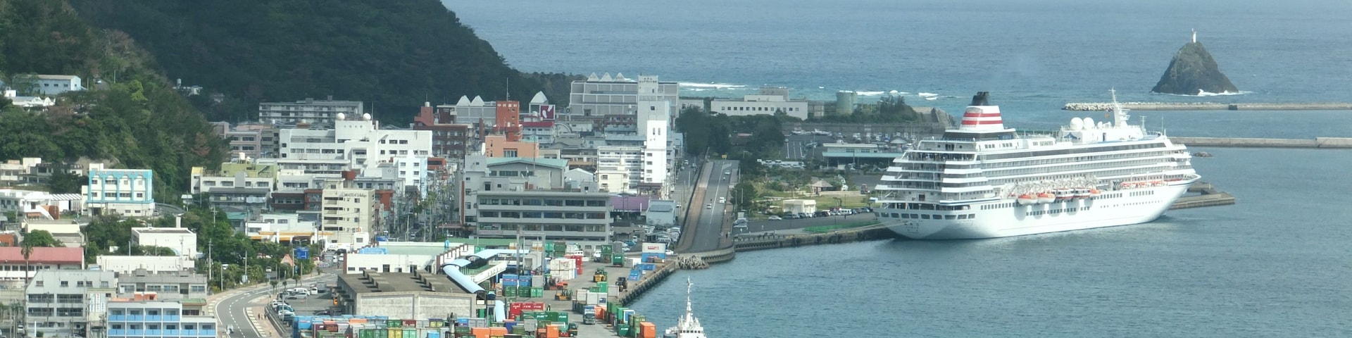 名瀬港 一番手前が本港地区、貨物が置かれている川の対岸が新港地区、船が停泊している所が長浜地区。