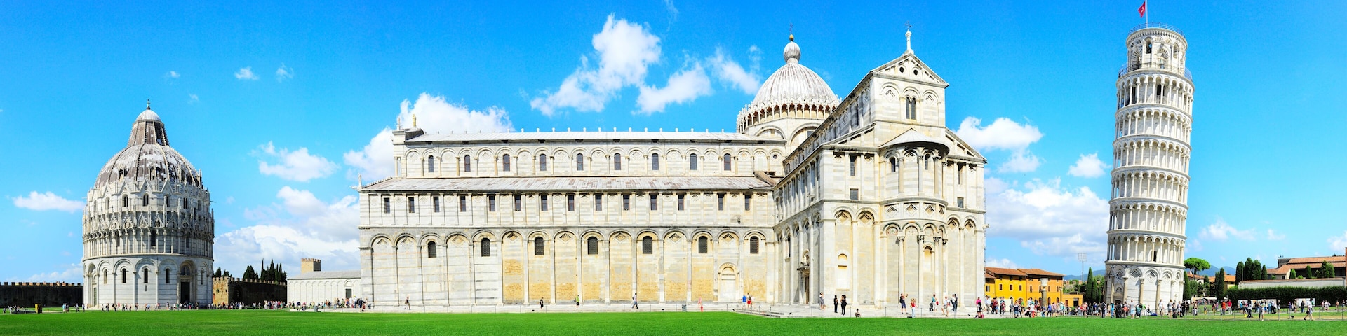A Torre Inclinada de Pisa, a Catedral de Pisa e o parque verde circundante.