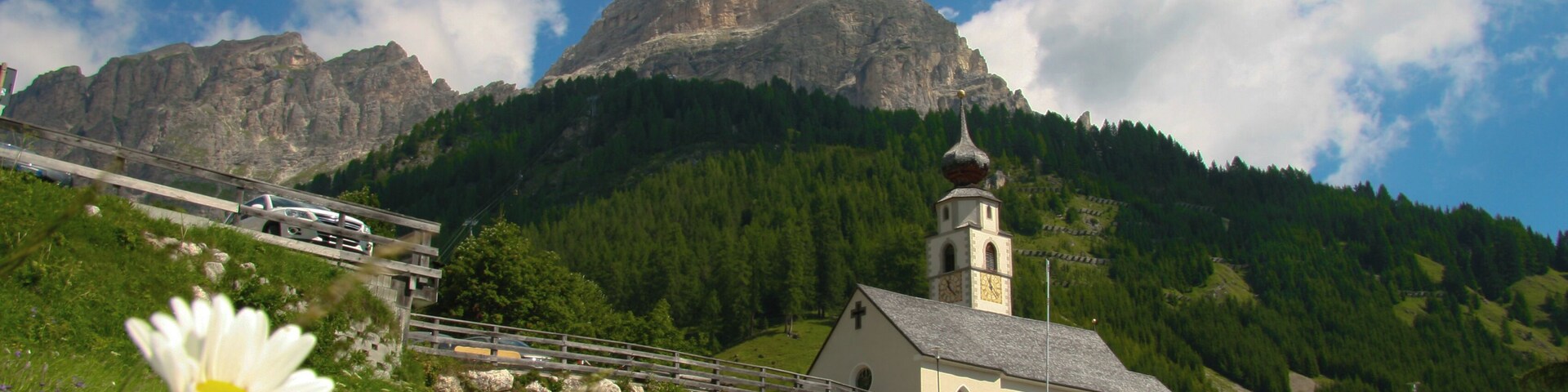Il monte Sassongher e la chiesa di S. Vigilio a Colfosco
