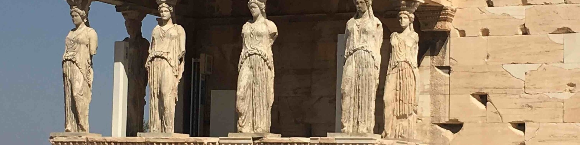 Um templo grego clássico com colunas dóricas e frontão parcialmente preservado.