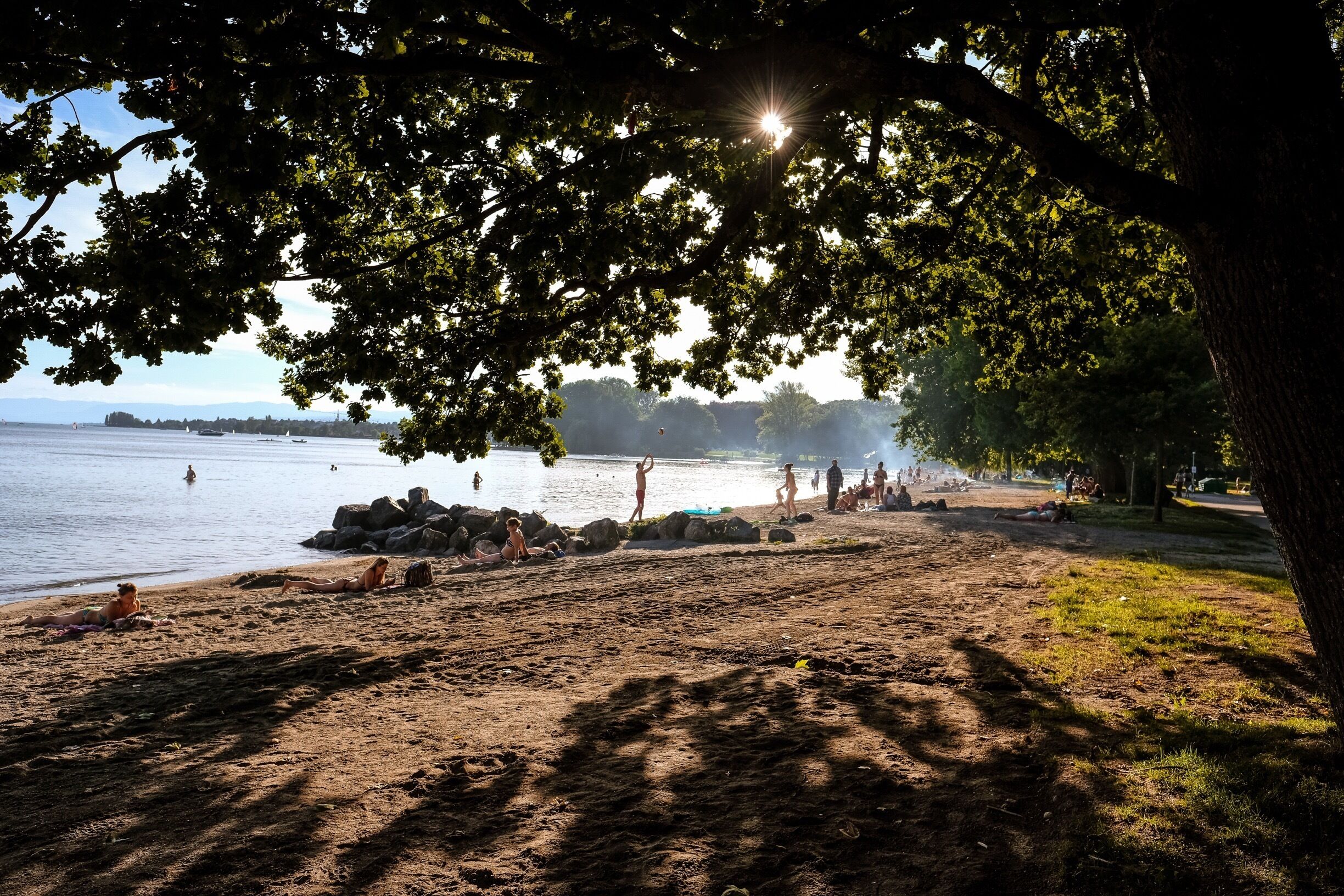 Vidy beach, on Lake Geneva, is located just minutes from downtown Lausanne. All services are nearby, from BBQ spots to beach volleyball, basketball etc. There’s also an adjacent campground and a youth hostel is about a 5min walk.
Very relaxing atmosphere. #beachtips #LikeALocal