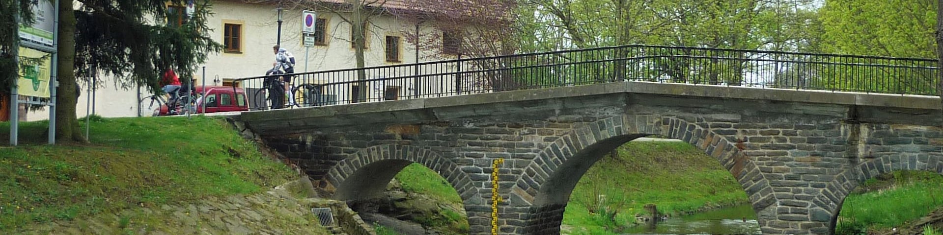 Brücke über die Würschnitz am Wasserschloss Klaffenbach bei Chemnitz