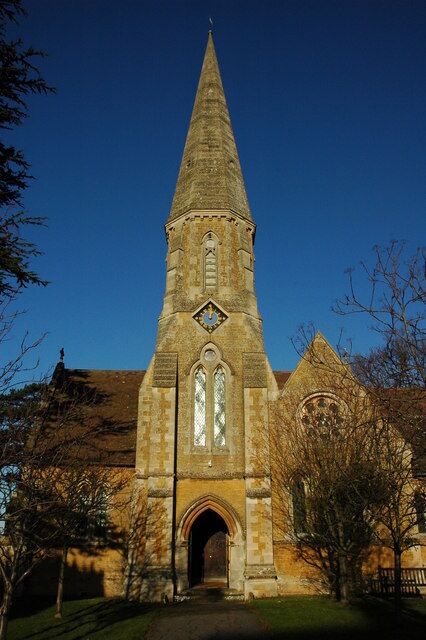 Igreja com uma torre alta e pontiaguda e entrada em arco.