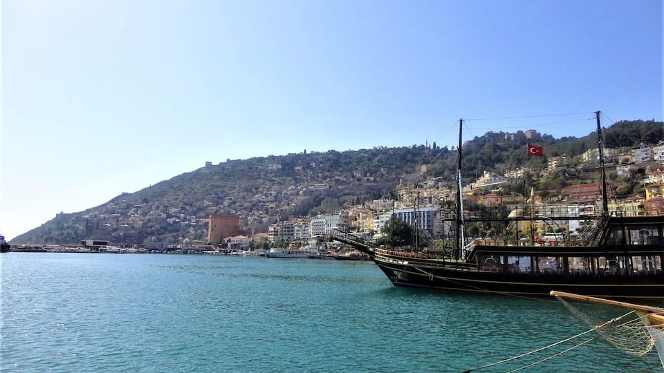 It was such a lovely day to have a nice relaxing cruise, to be able to look up at #AlanyaCastle #Turkey and see all the other Beautiful sights along the way.
#Mediterranean
#lifeatexpedia
#green
#troveon
#waterlust
#Blue