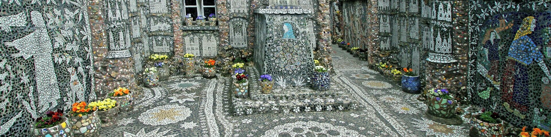 April 2006
La Maison Picassiette an amazing mosaic house in Chatres, France.