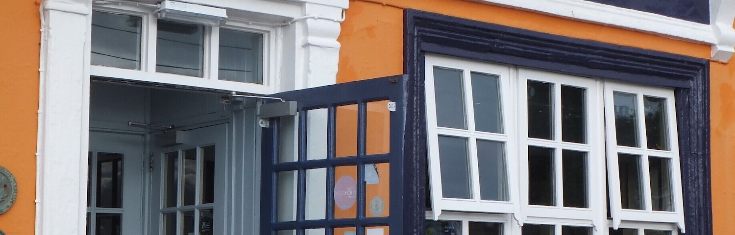 Um edifício com uma placa que diz