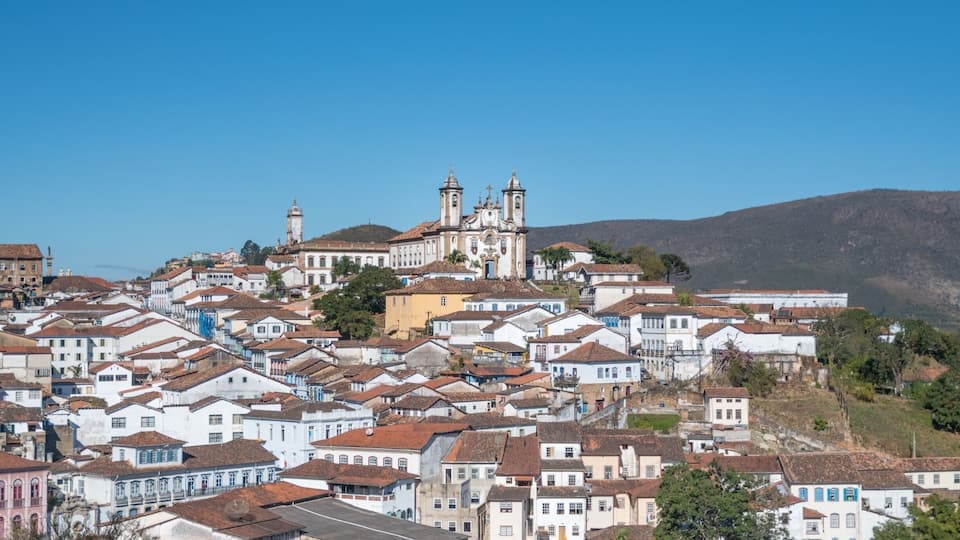 #likealocal
From afar you can see the imposing Nossa Senhora do Carmo Church, one of the main tourist attractions located in the central part of the city.
Ouro Preto is a historic city full of cultural attractions. There you can find winding streets, centenary churches, old houses and many places that are part of the time of the discovery of Brazil. If you are passionate about history there is it possible to hire a guide and know details of each place visited and besides beautiful photos you will get out of there with amazing content!