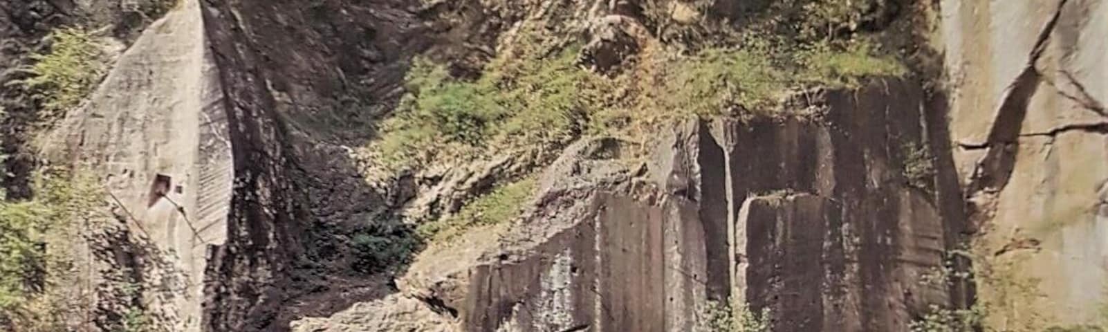 Abandoned and flooded red & grey marble quarry, limited by impressive vertical cliffs, north of Rochefort. Today, the quarry is part of a nature reserve. #Nature