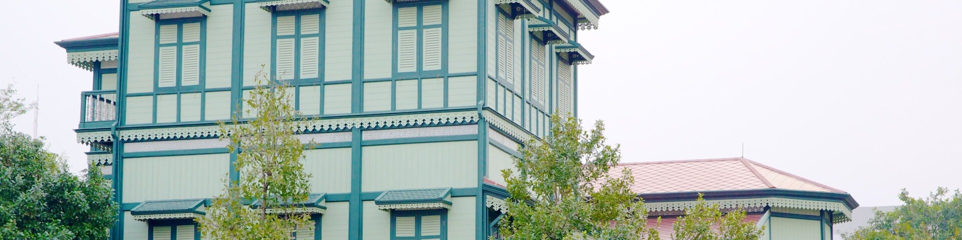 Vimanmek Palace which includes chateau or palace, a city and heritage architecture