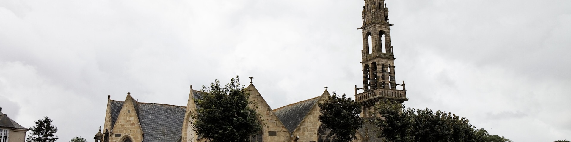 Vue de l'église Saint-Sauveur du Faou.