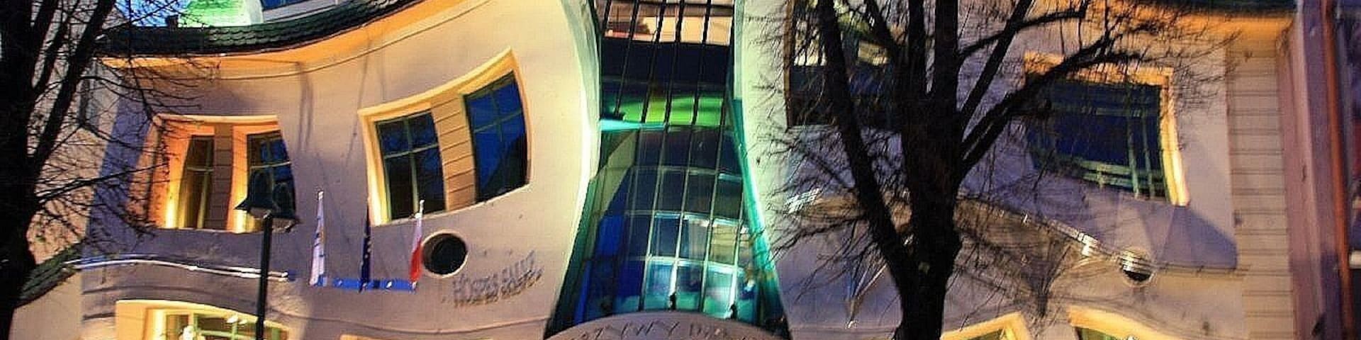 The Crooked House, Sopot, Poland 🇵🇱 a quirky building on the Main Street in the lovely beach town of Sopot. It houses some shops and offices and attracts large crowds! Sopot is one of the 3 cities known as the Tri-City area in Northern Poland along with Gdańsk and Gdynia. It’s very charming and laid back with a beautiful, clean beach, the longest wooden pier in Europe and many shops, bars, restaurants etc.