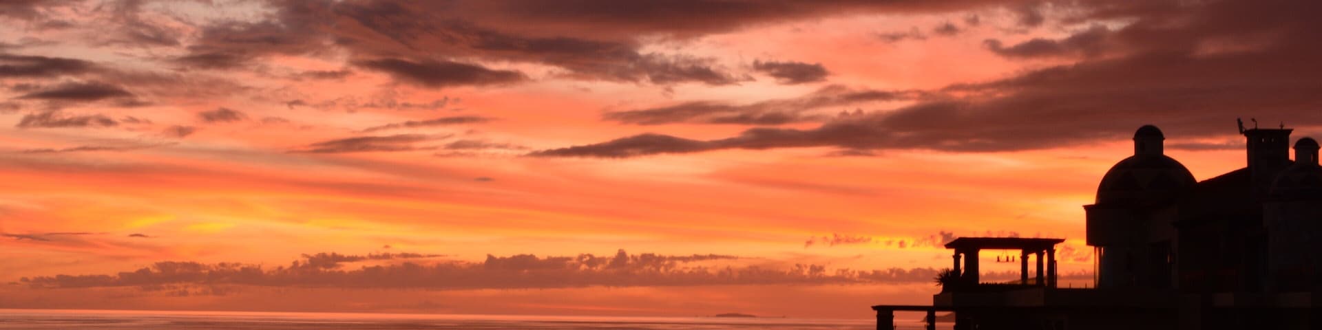 In the winter months in Puerto Vallarta the sunsets are spectacular. This particular evening the sky just caught fire! Vallarta is divided into various neighborhoods, the was taken in Nuevo Vallarta where the beach is mostly condo and larger resorts. Excellent for relaxing at an all-inclusive. If you want more local exploration the 'romantic zone' & downtown have more boutique hotels and smaller businesses. All are great options.
#lifeatexpedia