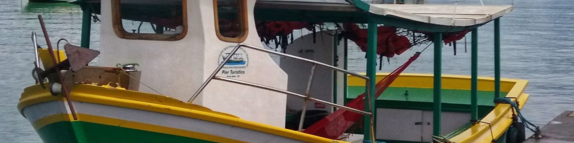 Barco ancorado no Pier, uma pequena beleza no meio de uma maior.