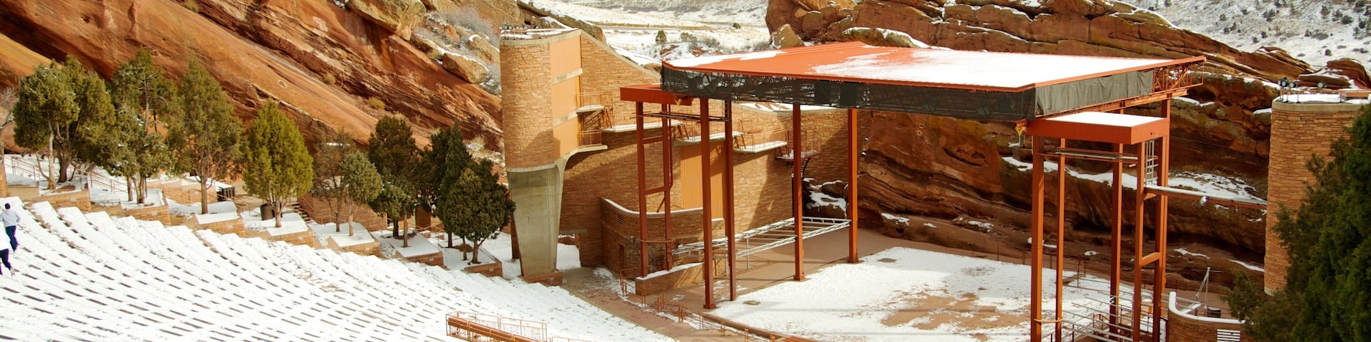 Red Rocks Amphitheater mostrando neve e cenas de teatro