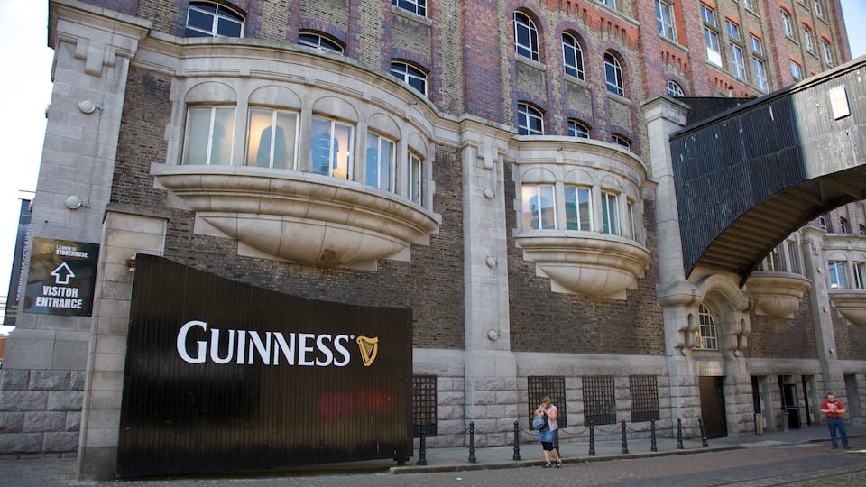 Um edifício grande com uma placa de destaque do Guinness Storehouse.