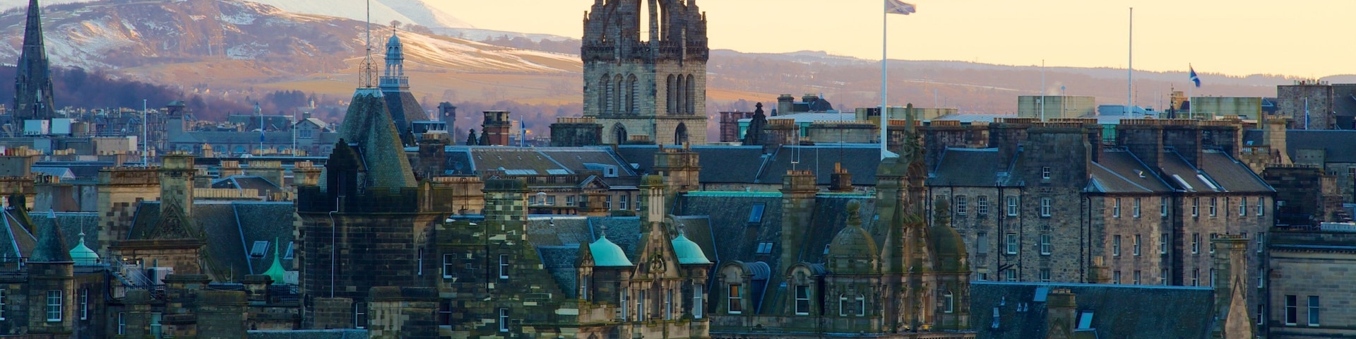 St. Giles\\\' Cathedral which includes a city, a church or cathedral and heritage architecture