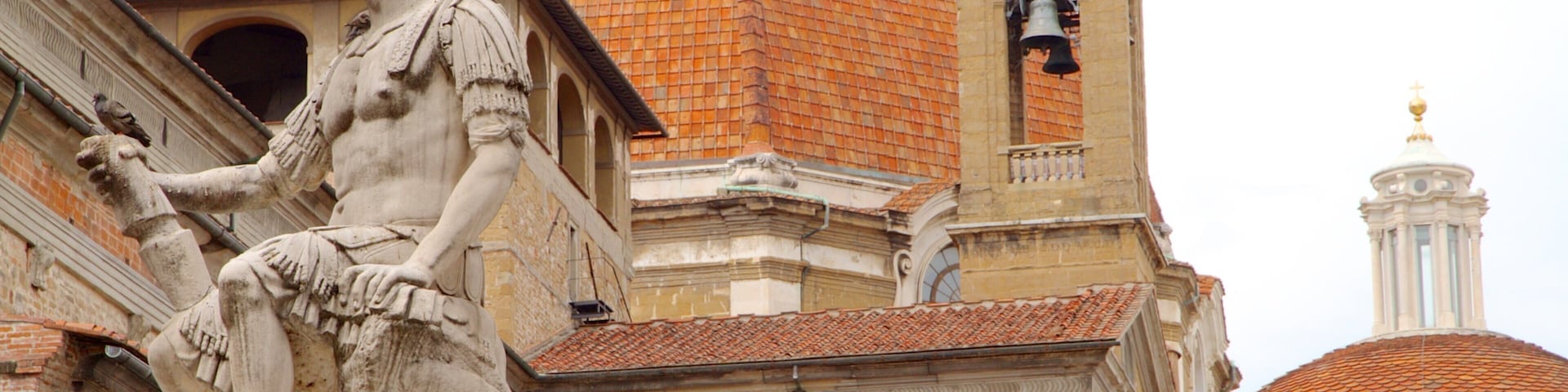 San Lorenzo Church which includes heritage architecture, a statue or sculpture and religious elements