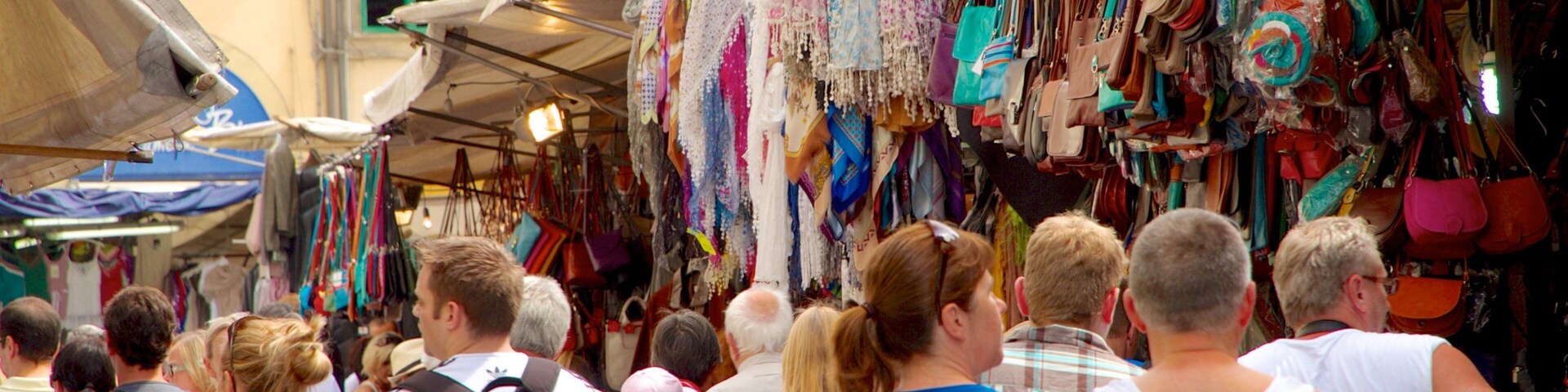 San Lorenzo Church featuring street scenes and markets as well as a large group of people