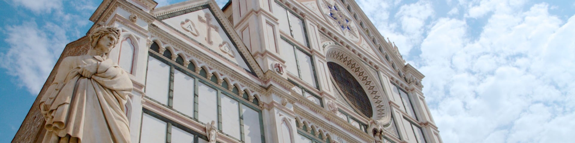 Uma catedral imponente com detalhes arquitetônicos intrincados, incluindo estátuas e decoração elaborada.