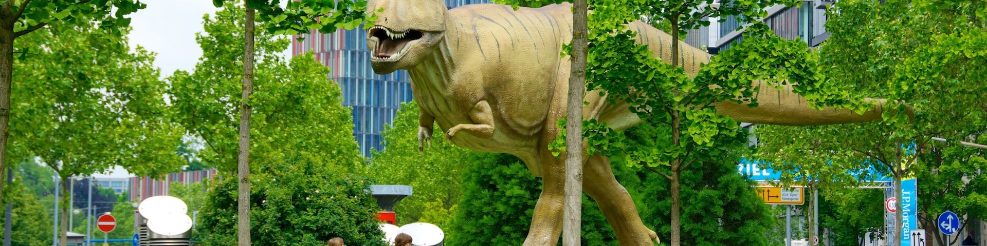 Museu de História Natural Senckenberg mostrando uma estátua ou escultura, um parque e uma cidade