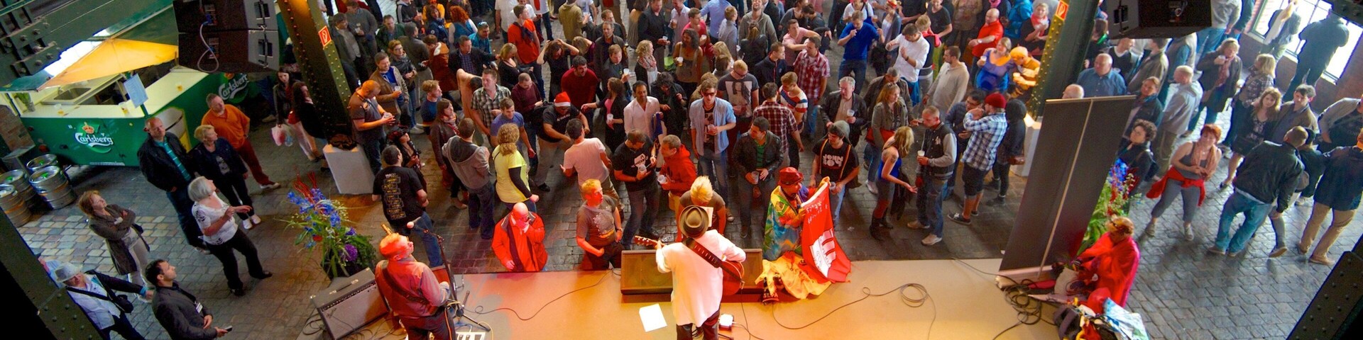 Fish Market featuring music, interior views and markets