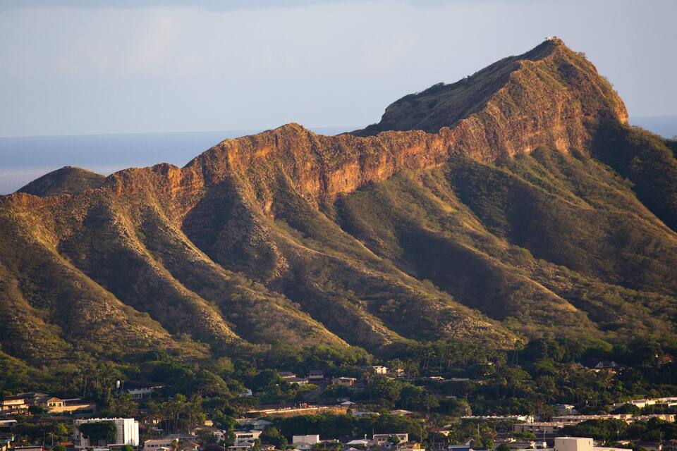 Uma cordilheira com uma cidade aos seus pés.