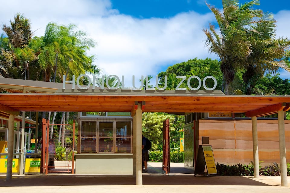 A entrada do Zoológico de Honolulu, com um toldo de madeira e uma placa exibindo o nome.