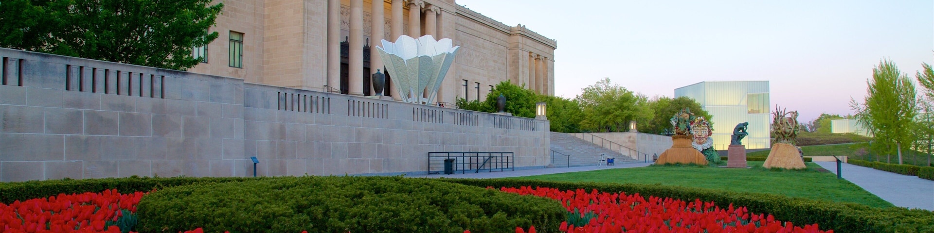 Nelson-Atkins Museum of Art mostrando um parque, um edifício administrativo e flores