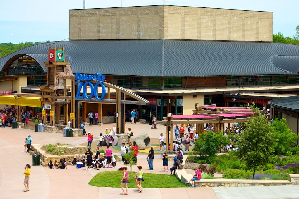Um edifício grande com uma placa que diz "Kansas City Zoo".