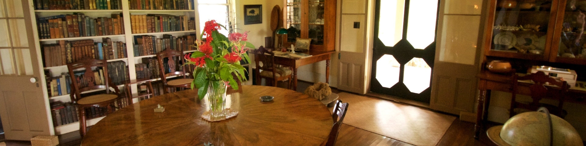 Grove Farm Homestead mostrando vistas internas e flores