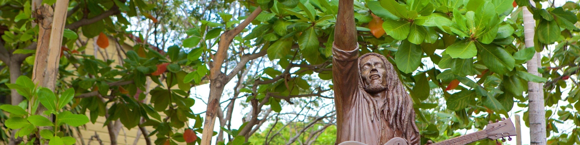 Museu Bob Marley que inclui uma estátua ou escultura