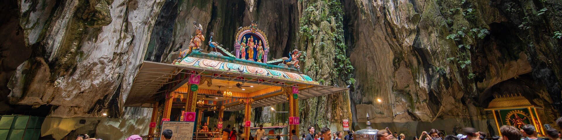 Batu Caves featuring caves and heritage elements as well as a large group of people