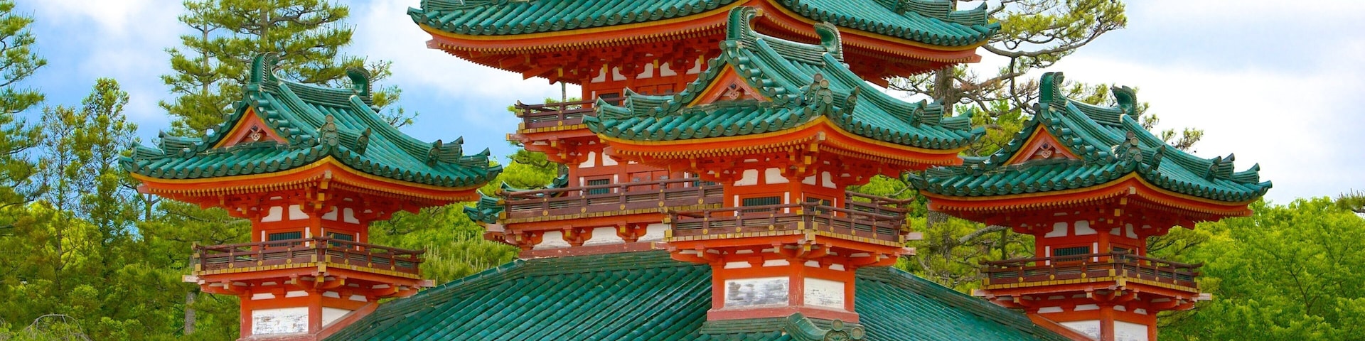 Santuário de Heian caracterizando um templo ou local de adoração e arquitetura de patrimônio