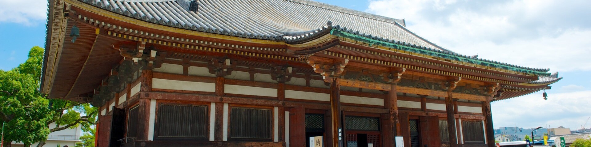 Toji Temple showing street scenes, heritage architecture and a temple or place of worship