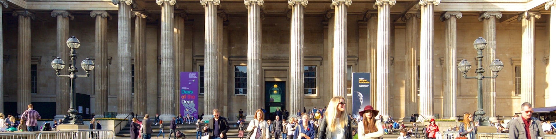 British Museum caracterizando arquitetura de patrimônio assim como um grande grupo de pessoas