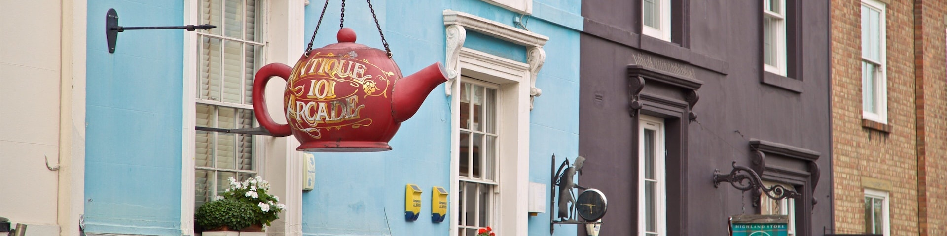 Portobello Road Market which includes outdoor art