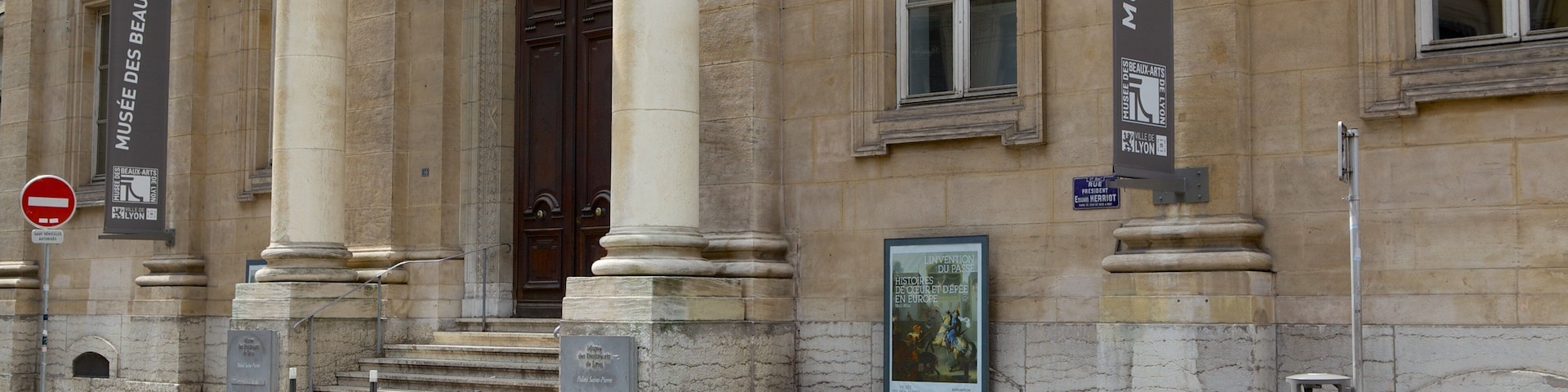 Lyon Museum of Fine Arts showing heritage architecture and street scenes