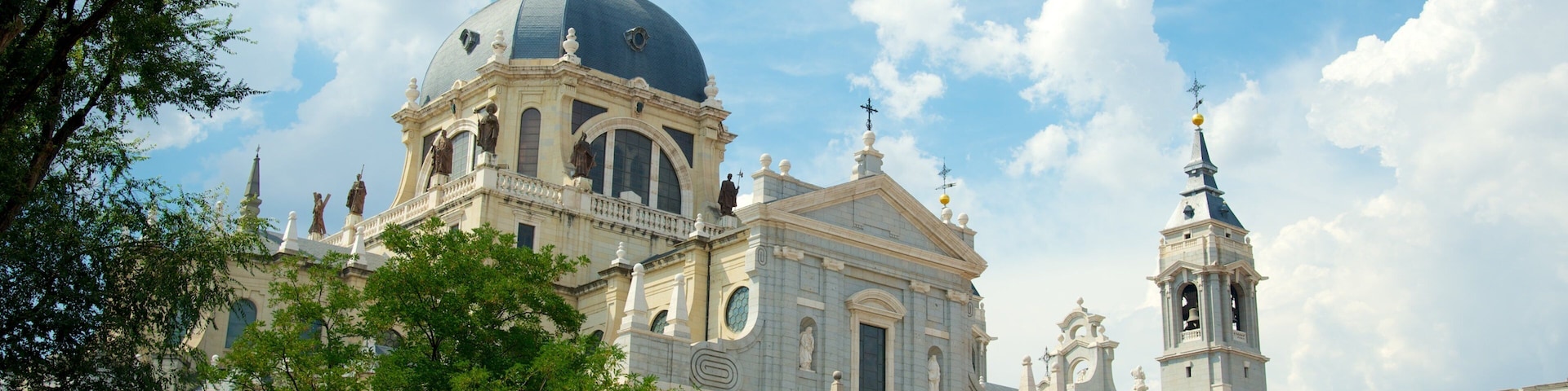 Catedral de Almudena mostrando arquitetura de patrimônio e uma igreja ou catedral